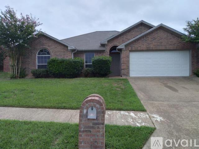 4 BR, 2 BA Apartment 1111 E Park Dr, Lindale, TX 75771