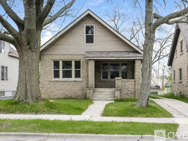 4 BR, 2 BA Apartment 1135 Crescent Street Northeast, Grand Rapids, MI 49503