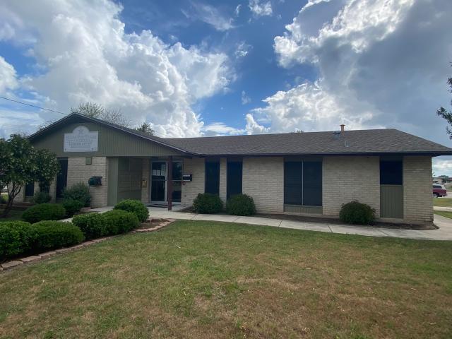 4 BR, 2 BA Apartment 1200 Meadow Park, Lockhart, TX 78644