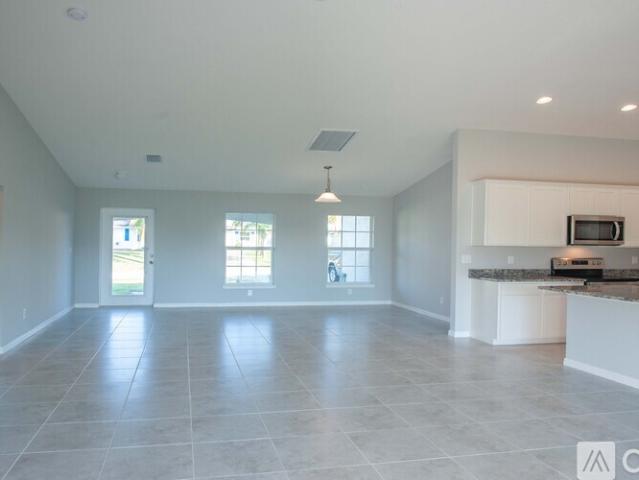 4 BR, 2 BA Apartment 1222 NE 10th St, Cape Coral, FL 33909