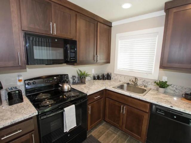 4 BR, 2 BA Apartment 1253 West Fifth Street Unit Deluxe Furnished Room, Chico, CA 95928