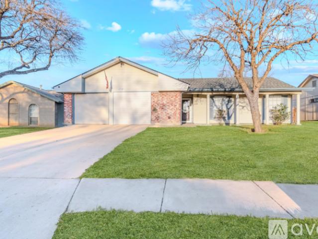4 BR, 2 BA Apartment 13718 Earlywood St, San Antonio, TX 78233