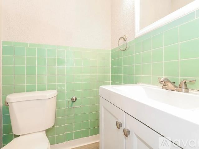 4 BR, 1.5 BA Apartment 2105 Claussen St, Davenport, IA 52802