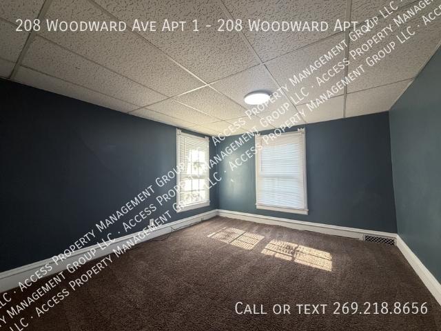 4 BR, 2 BA Apartment 208 Woodward Ave Apt 1, Kalamazoo, MI 49007