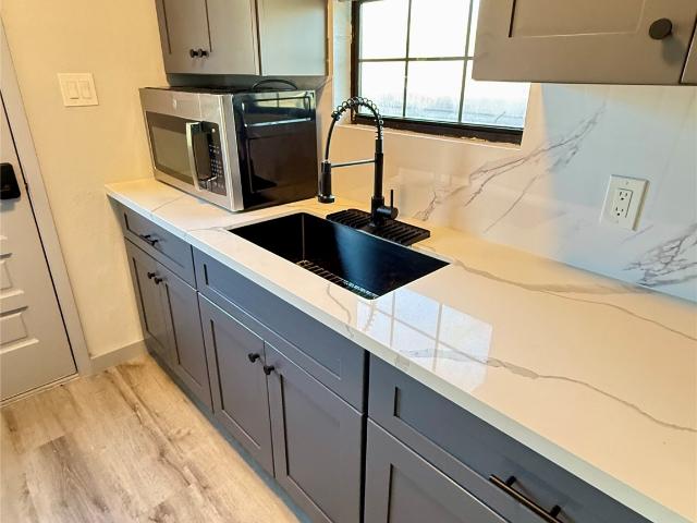 4 BR, 2 BA Apartment 210 North Mattson Street, West Columbia, TX 77486