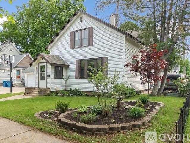 4 BR, 2 BA Apartment 211 South Oak Street, Traverse City, MI 49684