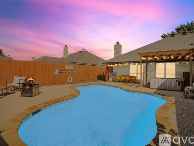 4 BR, 2 BA Apartment 215 Nottingham Dr, Waxahachie, TX 75165