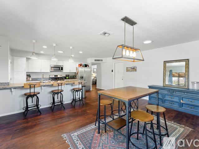 4 BR, 2 BA Apartment 226 E Erie Dr, Unit Room 4 Master, Tempe, AZ 85282