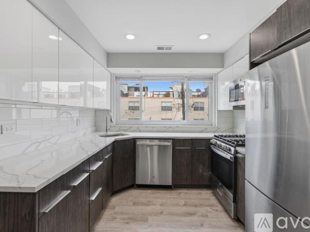 4 BR, 2 BA Apartment 2333 W Lunt Ave, Unit 304, Chicago, IL 60645