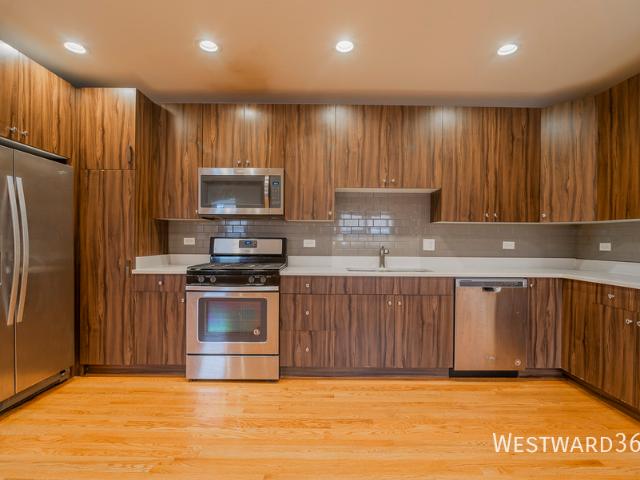 4 BR, 2 BA Apartment 3433 S Indiana, Chicago, IL 60616