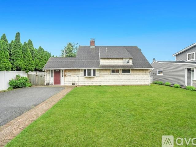 4 BR, 2 BA Apartment 36 Winter Lane, Hicksville, NY 11801
