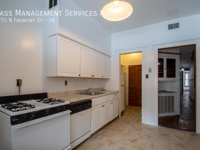 5 BR, 2 BA Apartment 3755 N Fremont St, Chicago, IL 60614