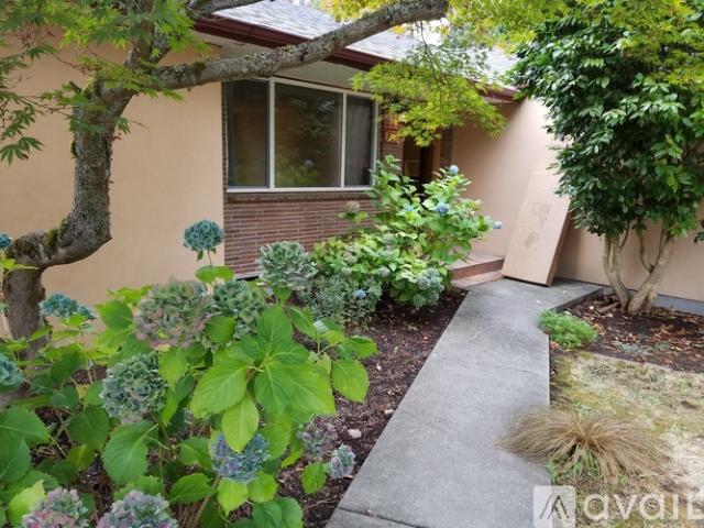 4 BR, 2 BA Apartment 3844 Northeast 86th Street, Seattle, WA 98115