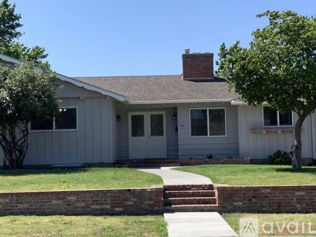 4 BR, 2 BA Apartment 302 NE A St, College Place, WA 99324