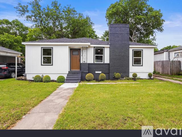 4 BR, 2 BA Apartment 3216 Sharon St, Dallas, TX 75211