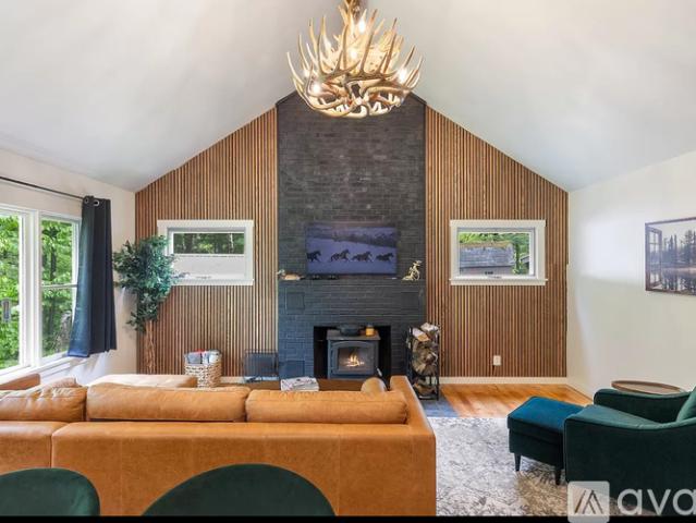 4 BR, 2 BA Apartment 45 Dover Hill Road, Dover, VT 05341