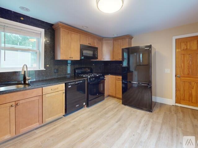 4 BR, 2 BA Apartment 49 Glenwood Rd, Unit 1, Somerville, MA 02145