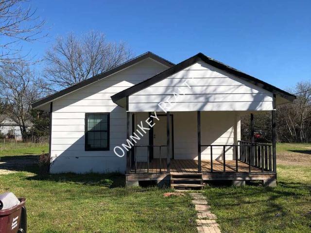 4 BR, 2 BA Apartment 406 Grayson St, Leonard, TX 75452