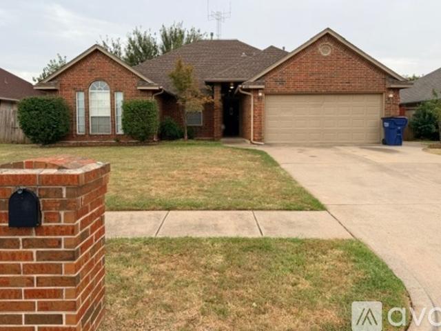4 BR, 2 BA Apartment 426 W Pines Way, Mustang, OK 73064