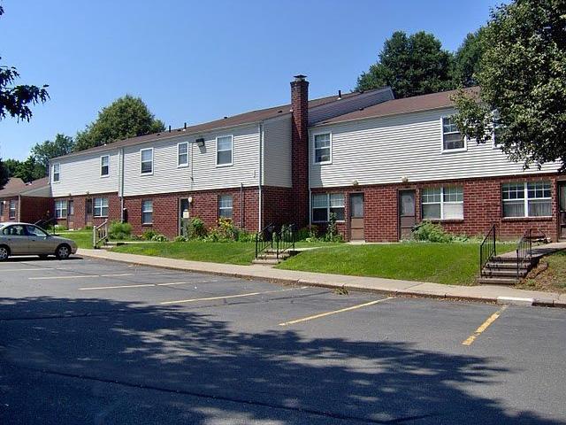 4 BR, 2 BA Apartment 4 Thistle Lane, Enfield, CT 06082