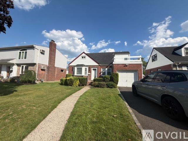 4 BR, 2 BA Apartment 54 Aberdeen Road, New Hyde Park, NY 11040