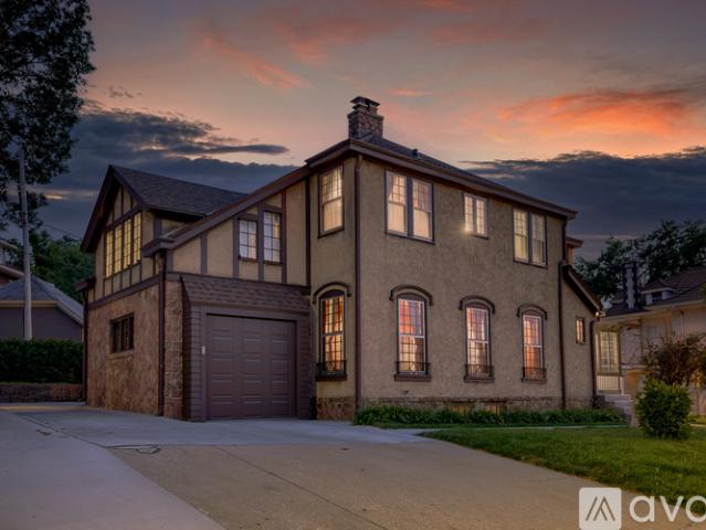 4 BR, 2 BA Apartment 5507 Dodge Street, Omaha, NE 68132