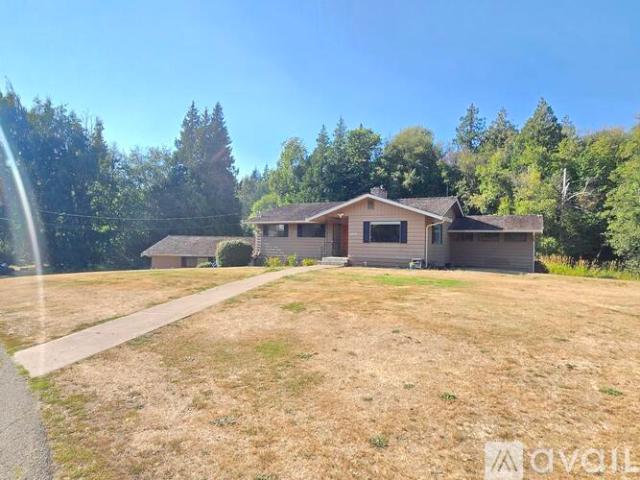 4 BR, 2 BA Apartment 5893 Northwest Drive, Ferndale, WA 98248
