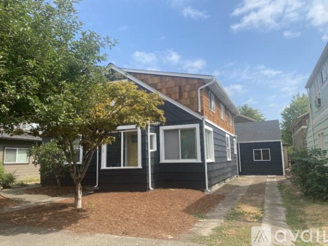 4 BR, 2 BA Apartment 513 Northwest 18th Street, Unit Main House Bedroom #1, Corvallis, OR 97330