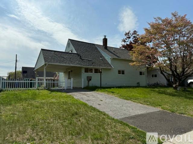 4 BR, 2 BA Apartment 5 Nickelhill Ln, Levittown, PA 19054