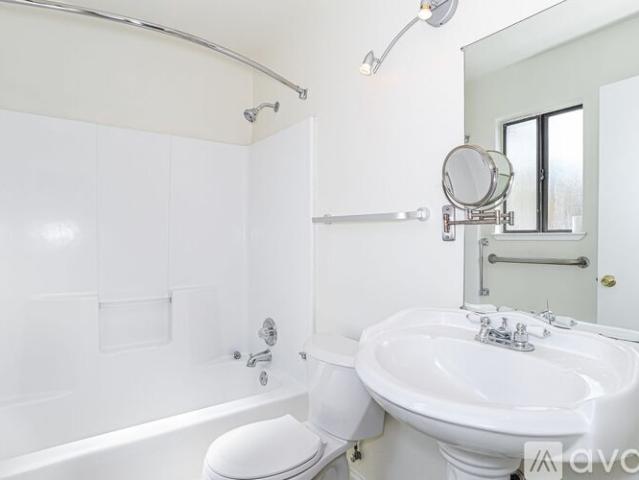 4 BR, 2 BA Apartment 753 Commodore Dr NW, Atlanta, GA 30318