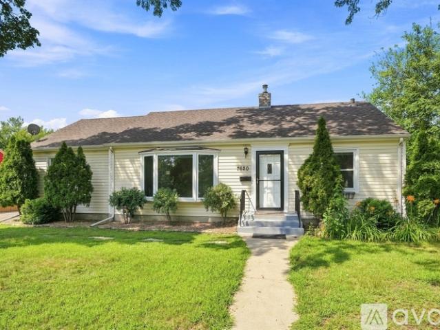 4 BR, 2 BA Apartment 7620 Harriet Avenue, Richfield, MN 55423