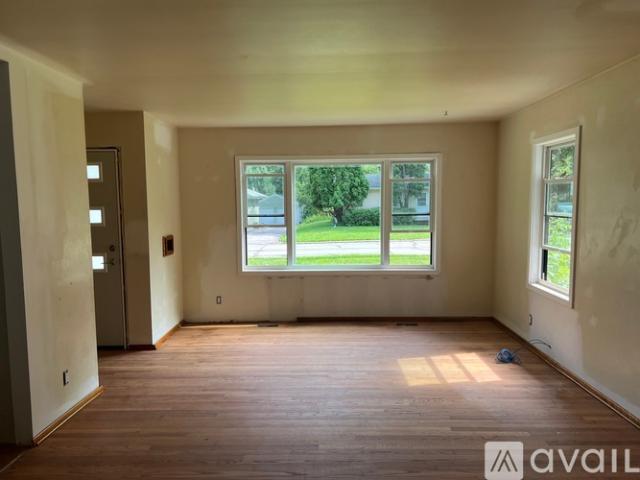 4 BR, 2 BA Apartment 706 Whiting Avenue, Iowa City, IA 52245