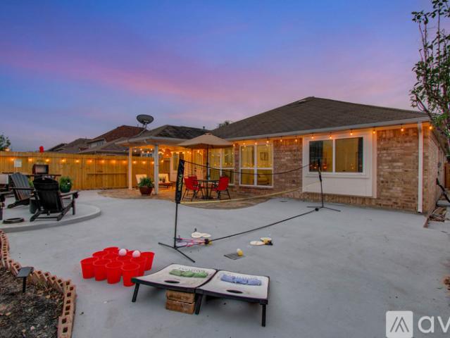 4 BR, 2 BA Apartment 7207 Crescent Mills Dr, Houston, TX 77083