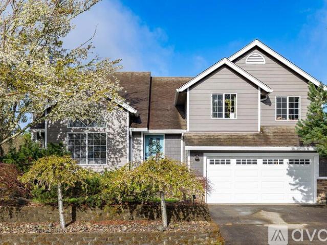 4 BR, 2 BA Apartment 725 Peacock Street, Hammond, OR 97121