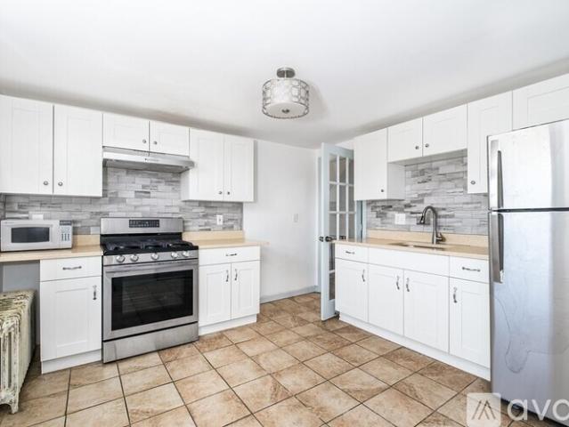 4 BR, 2 BA Apartment 7 Dexter St, Unit #7, Waltham, MA 02453