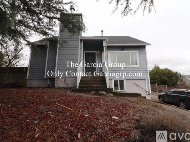 4 BR, 2 BA Apartment 8733 SE Henderson St, Portland, OR 97266