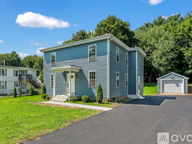 4 BR, 2 BA Apartment 87 School St, Unit 87, Hanover, MA 02339