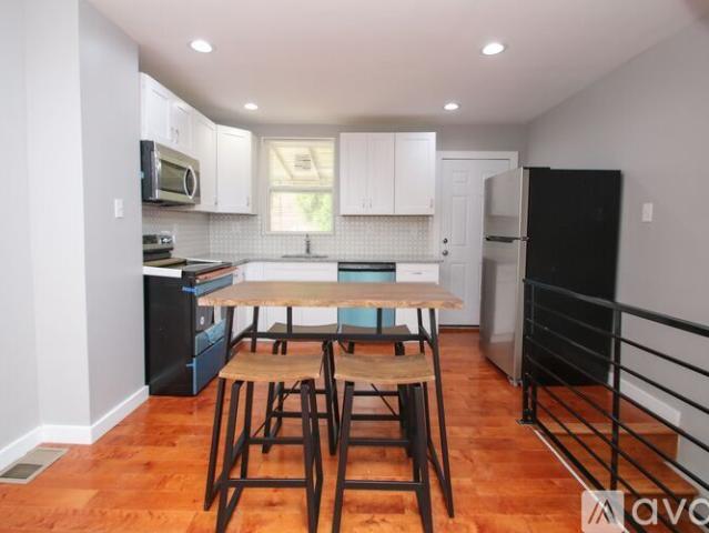4 BR, 2 BA Apartment 882 N Fallon St, Unit #, Philadelphia, PA 19139