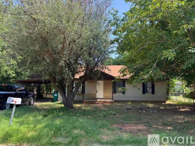 4 BR, 2 BA Apartment 808 E Bank St, Iowa Park, TX 76367