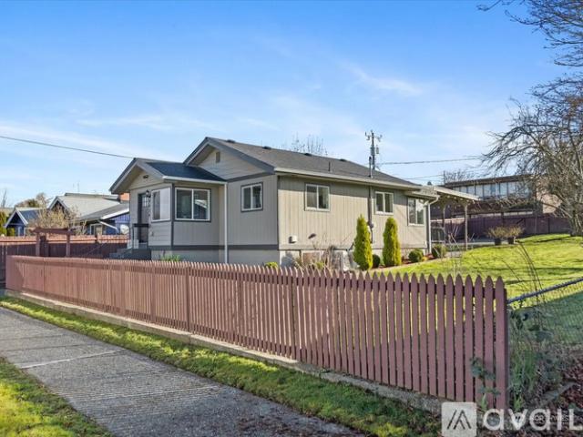 4 BR, 2 BA Apartment 9424 20th Avenue Southwest, Seattle, WA 98106