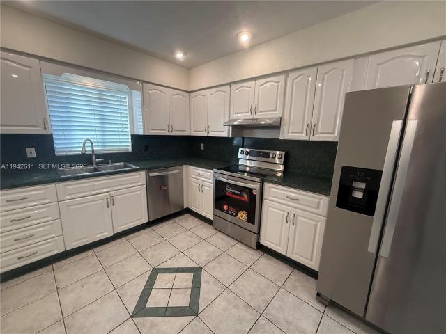 4 BR, 2 BA in Coral Ridge Isles