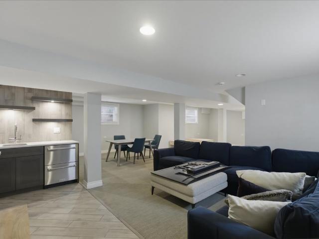 4 BR, 3.5 BA Apartment 1828 West Berenice, Chicago, IL 60613