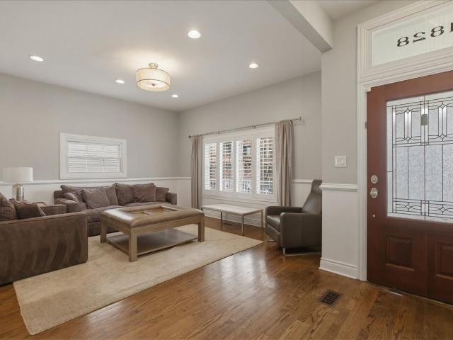 4 BR, 3.5 BA Apartment 1828 West Berenice, Chicago, IL 60613