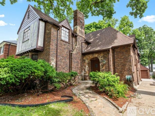 4 BR, 3.5 BA Apartment 19510 Stratford Rd, Detroit, MI 48221