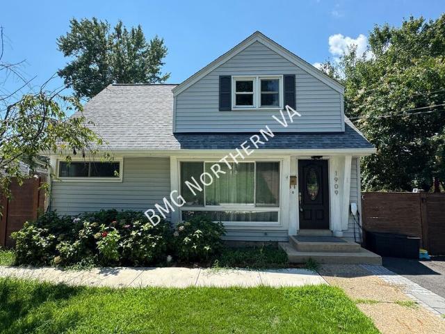 4 BR, 3.5 BA Apartment 1909 Rollins Dr, Alexandria, VA 22307