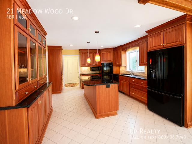 4 BR, 3.5 BA Apartment 21 Meadow Wood Dr, Suffield, CT 06078