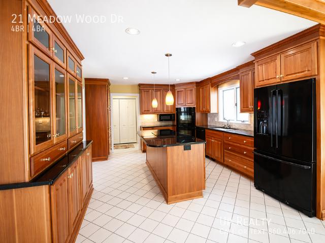 4 BR, 3.5 BA Apartment 21 Meadow Wood Dr, Suffield, CT 06078
