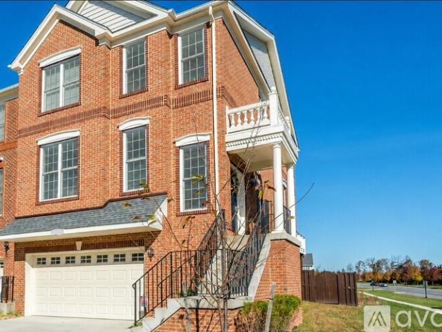 4 BR, 3.5 BA Apartment 25565 America Square, Unit Southriding, Chantilly, VA 20152
