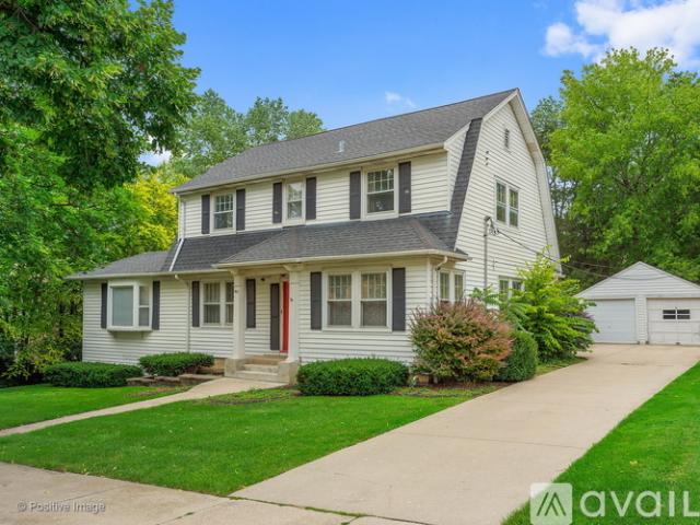 4 BR, 3.5 BA Apartment 415 S Vine St, Hinsdale, IL 60521