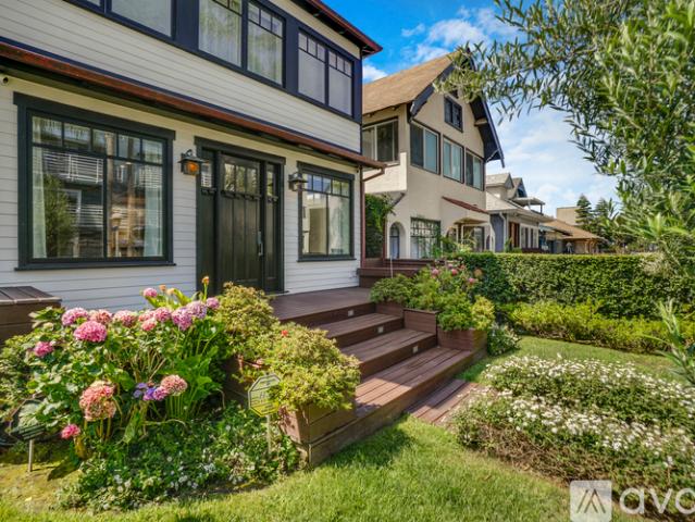 4 BR, 3.5 BA Apartment 44 Sunset Ave, Los Angeles, CA 90291